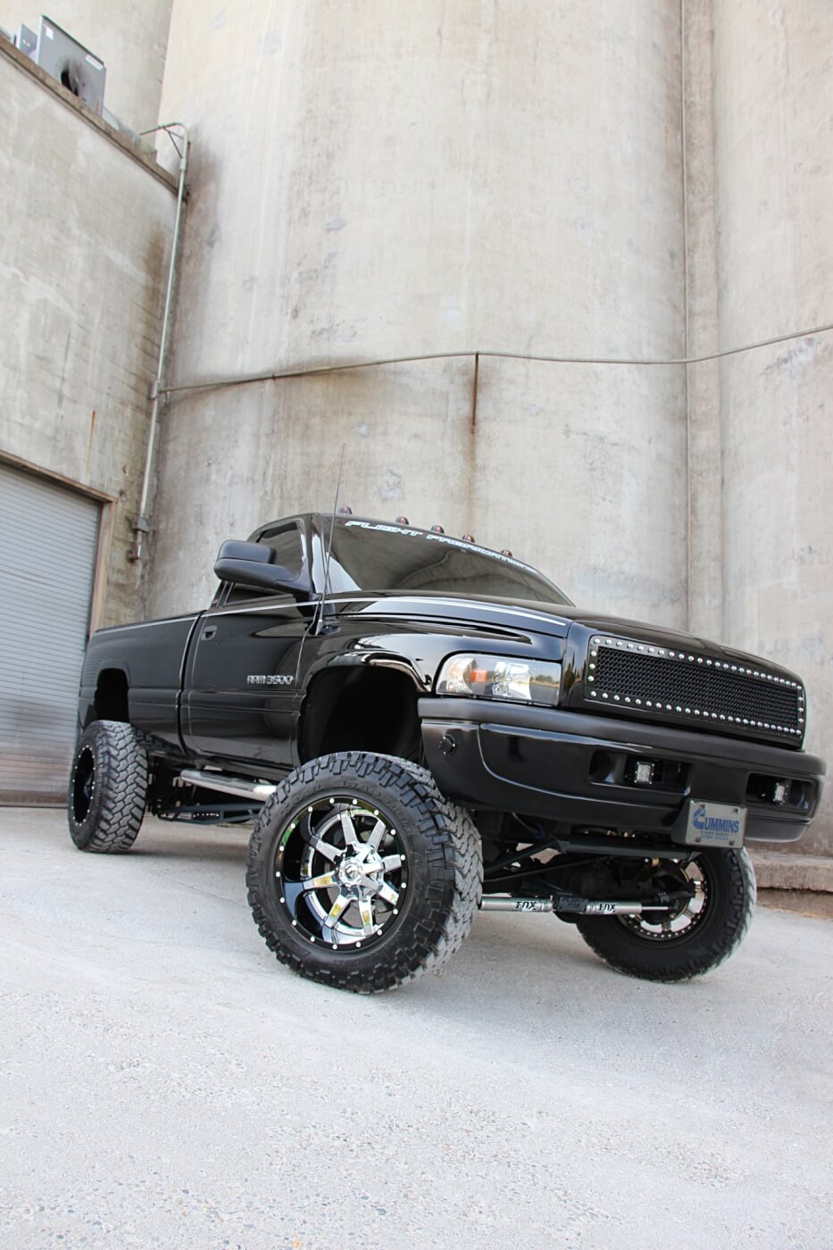 Second-Gen Dodge Ram With Custom Compounds - Diesel World